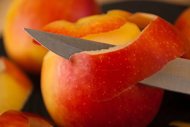 How to Use Apple Peels for Clear Skin | 1mhealthtips.com