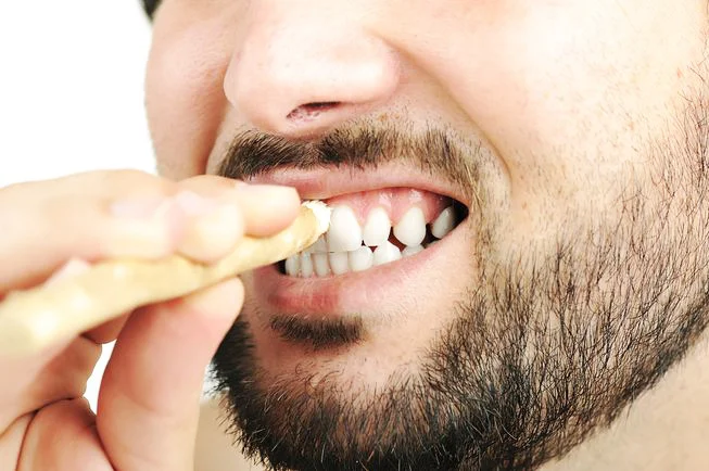 How to Clean Your Teeth Without a Toothbrush — Healthy Builderz
