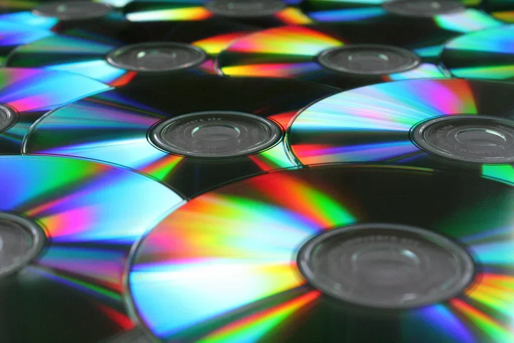 How To Make Mosaic Projects Out Of Old CDs And DVDs — Idea Digezt